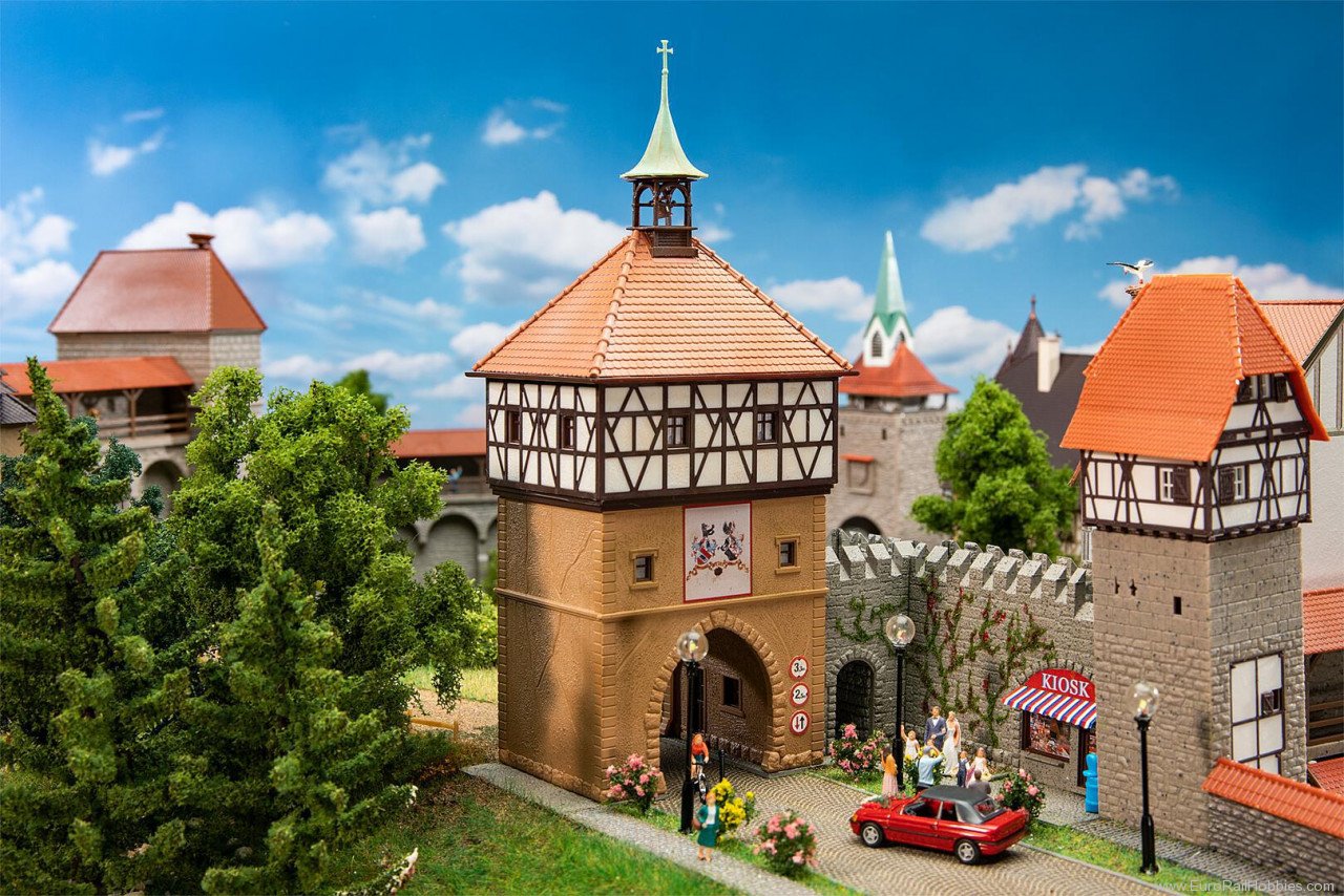Faller 191789 HO Old town gate with wall