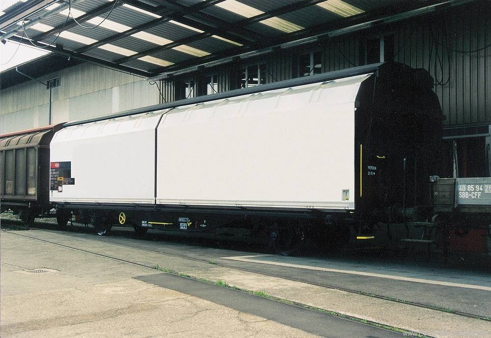 Roco 66444 HO Sliding wall wagon kit, SBB