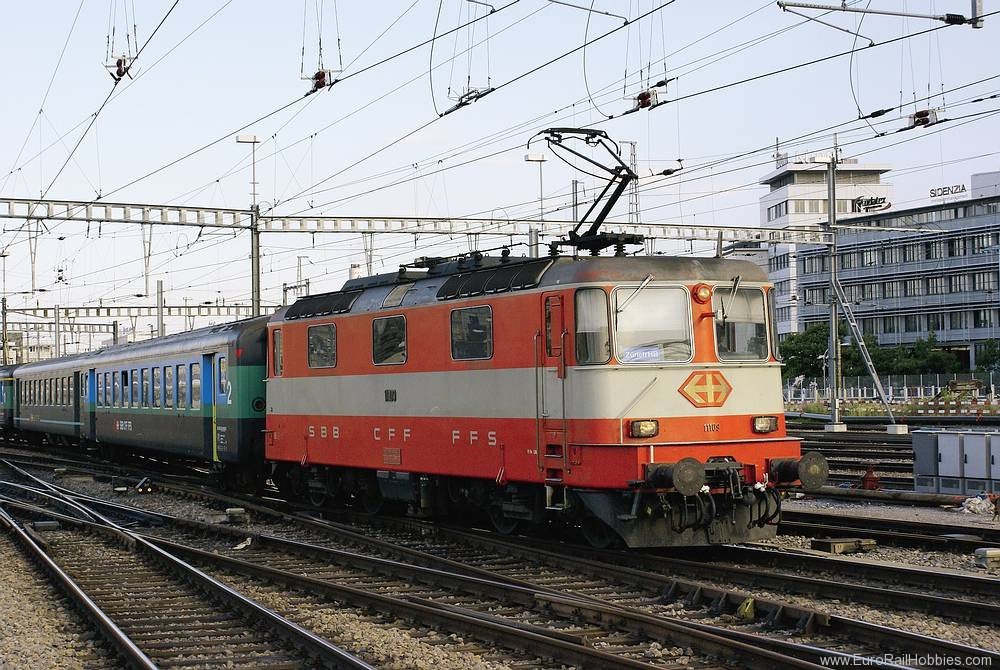 Roco 68690 HO Re 420 SWISS-EXPRESS electric locomotive,