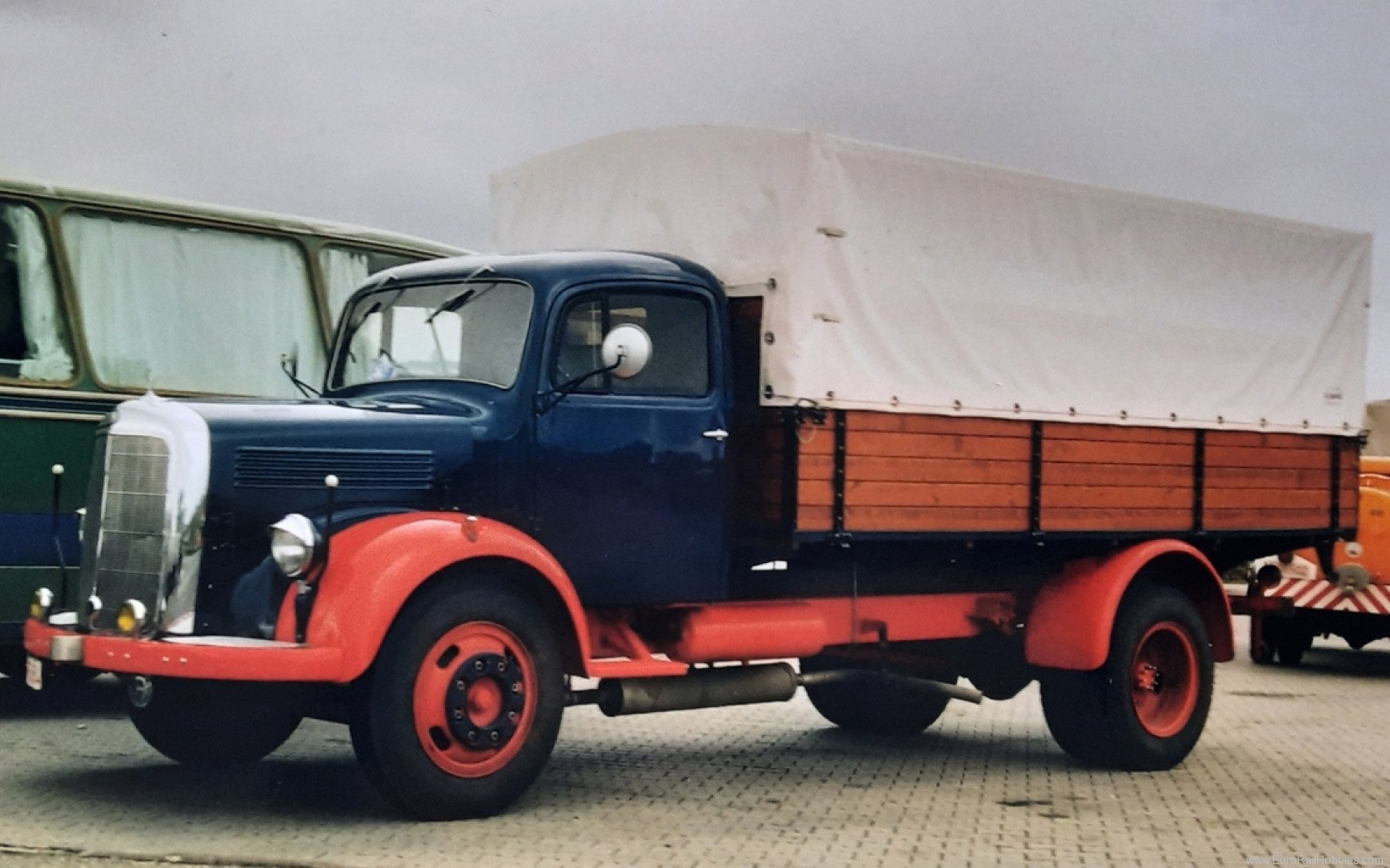 Schuco 450050100 Mercedes-Benz L3500, resedagreen (Edition